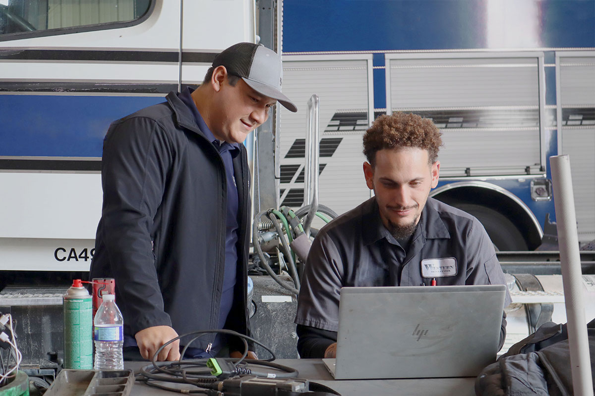 Mobile Service | Western Truck Center | California | Full-Service ...
